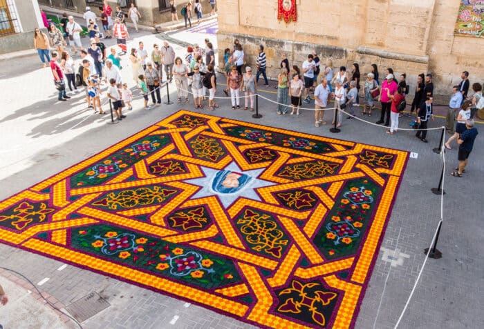 La Plaza de la Virgen amanecerá este sábado con una gran alfombra de ...